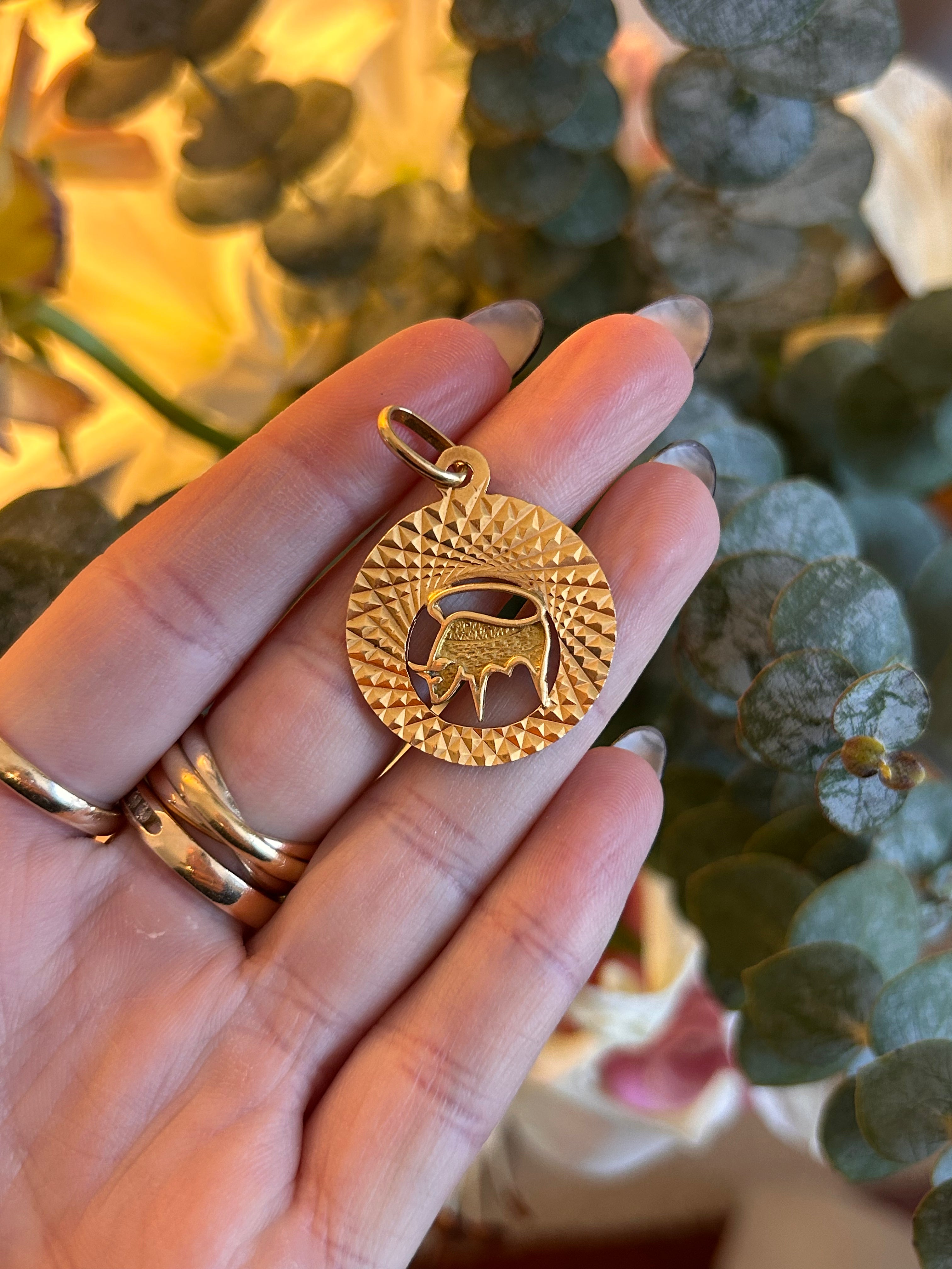 Fluted Taurus Pendant – Mel's Treasures